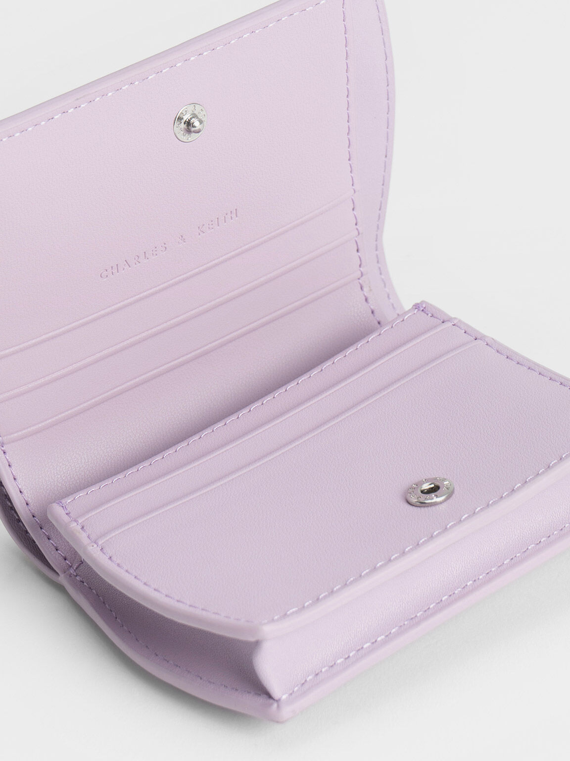 Belanja Dompet Pendek Wanita | Gaya Eksklusif | CHARLES & KEITH ID