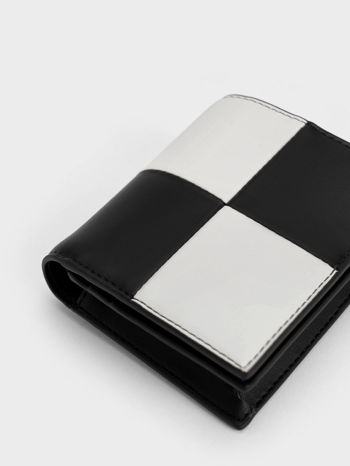 Belanja Dompet Pendek Wanita | Gaya Eksklusif | CHARLES & KEITH ID