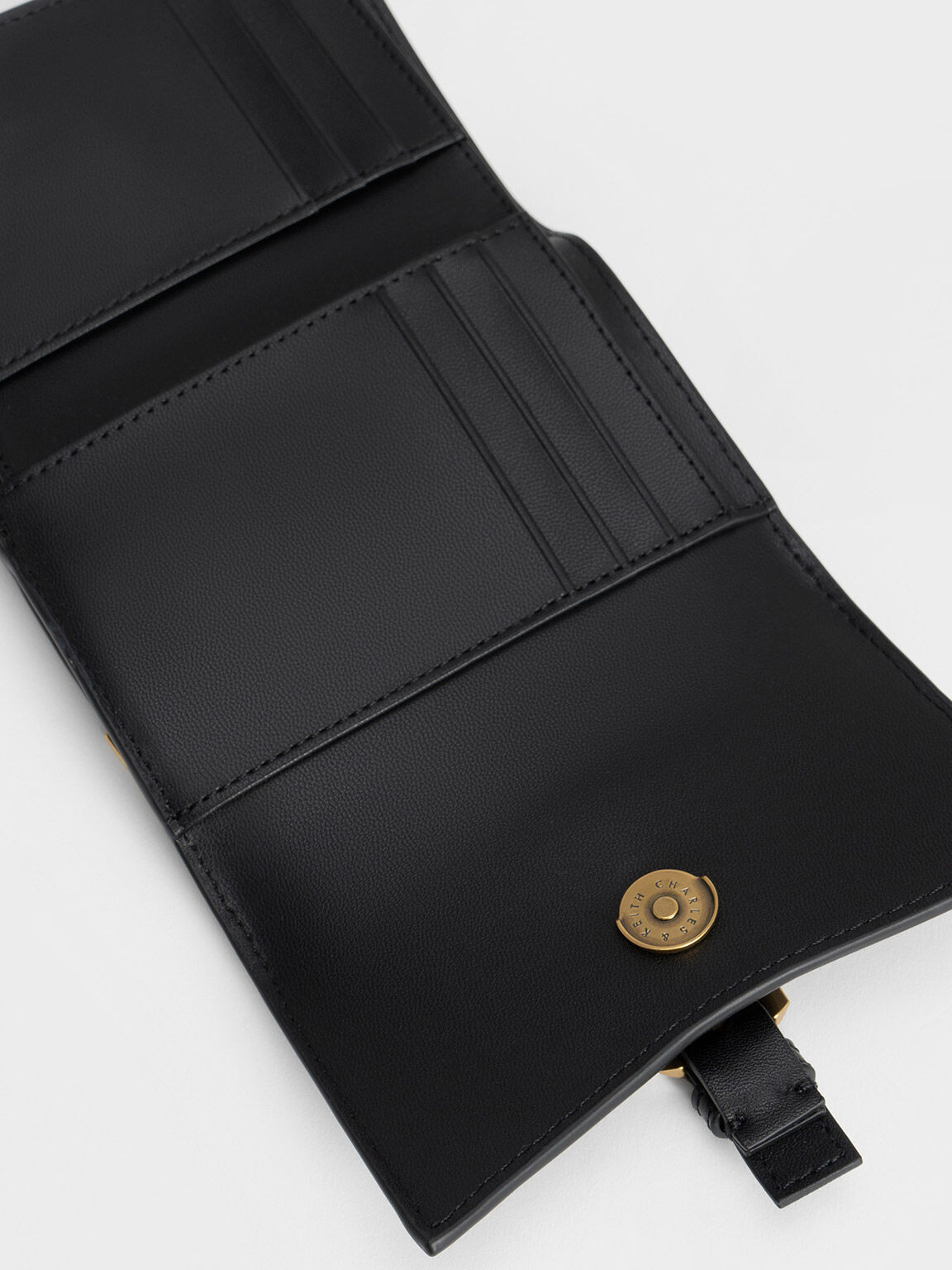 Belanja Dompet Wanita | Gaya Eksklusif | CHARLES & KEITH ID