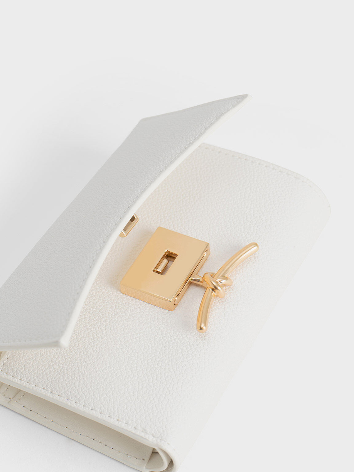 Belanja Dompet Wanita | Gaya Eksklusif | CHARLES & KEITH ID