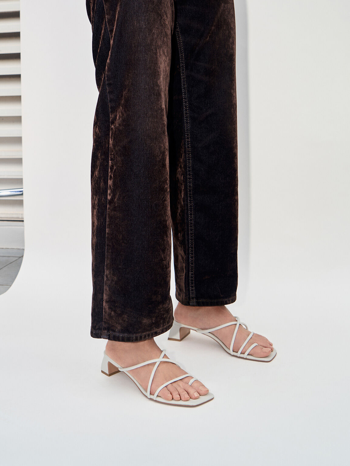 Summer Whites | Sandal Thong & Tas Tote Wanita | CHARLES & KEITH ID