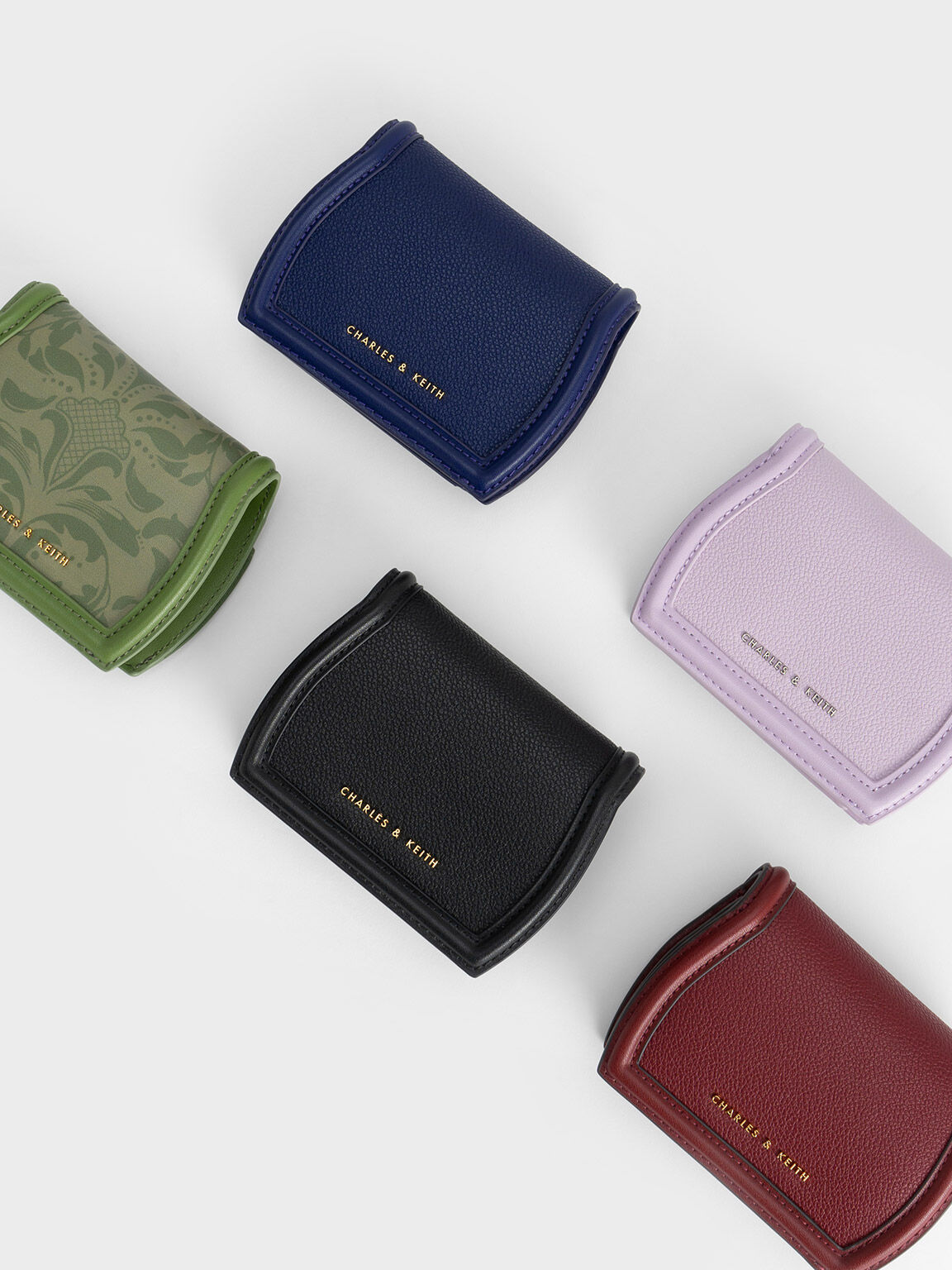 Belanja Dompet Pendek Wanita | Gaya Eksklusif | CHARLES & KEITH ID