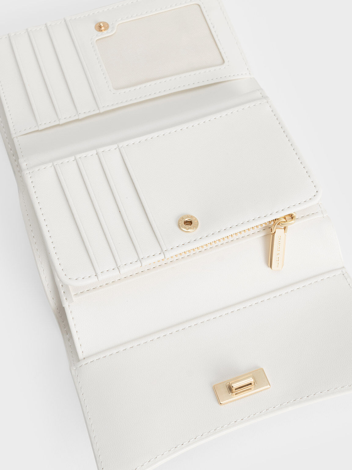 Belanja Dompet Wanita | Gaya Eksklusif | CHARLES & KEITH ID